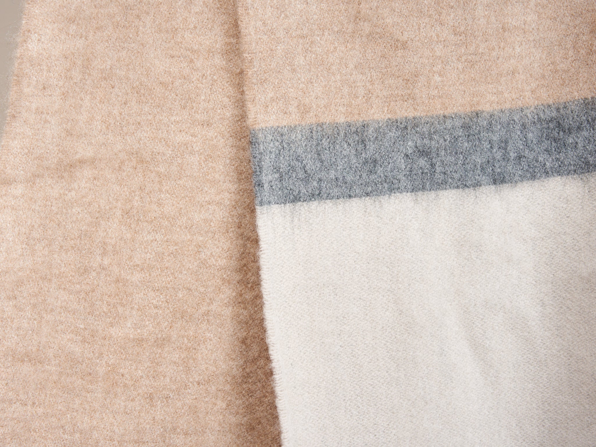 BEGG X CO ARRAN BORDERLAND THROW / FRENCH GOLD BLACK | GARDE – Garde