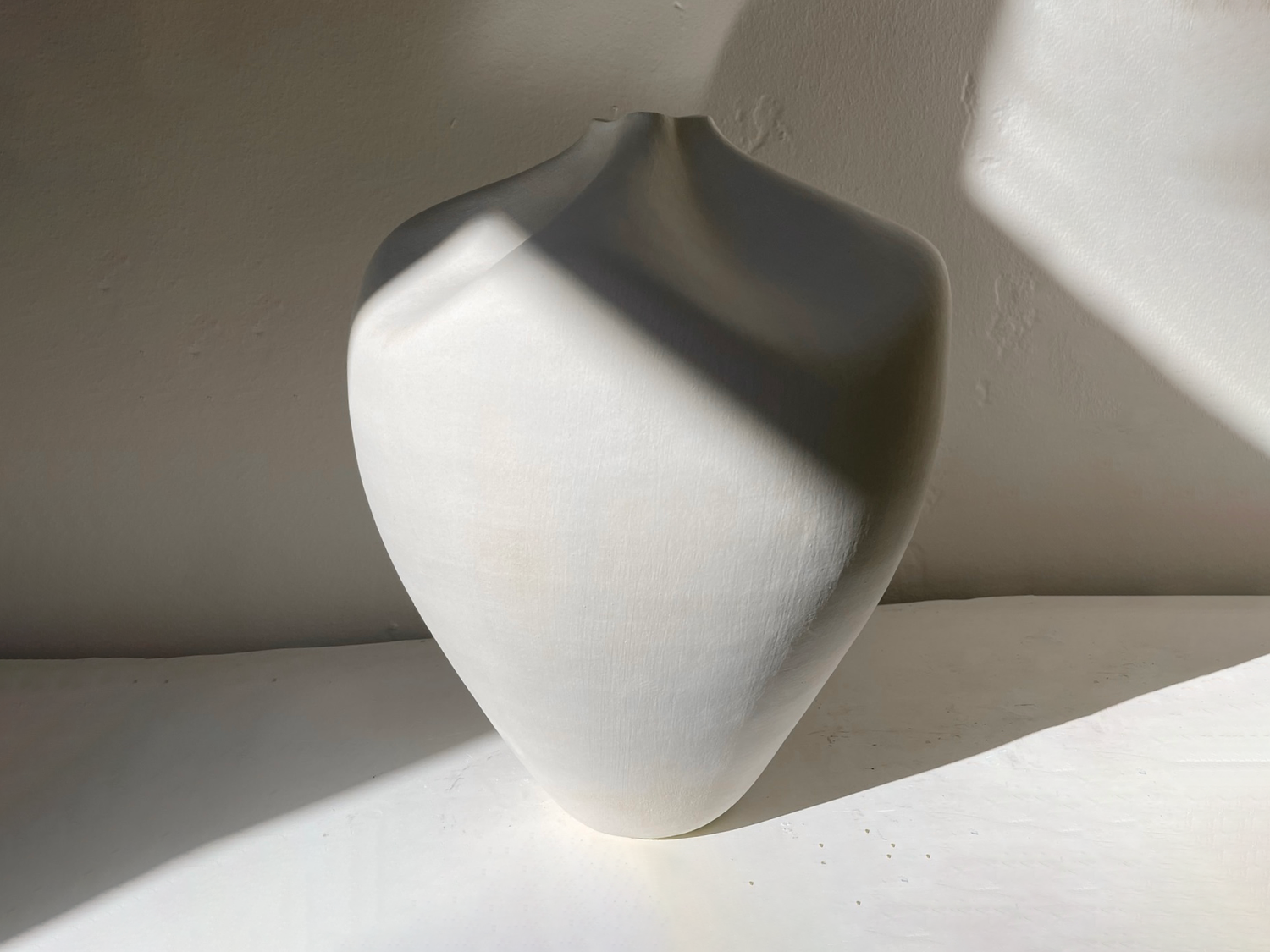 KATAYONE ADELI MATTE-WHITE TALL WAVE VESSEL SERIES I no.2 | GARDE – Garde